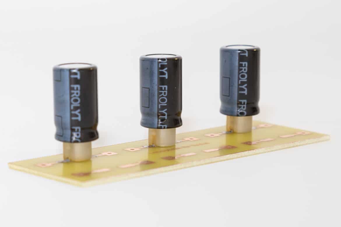 Socket as a THT and SMD variant for the fast inclusion of capacitors ...
